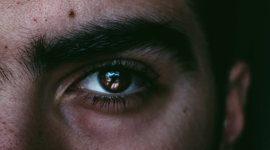 Why Do Men's Eyelashes Appear Longer? Daejinglue